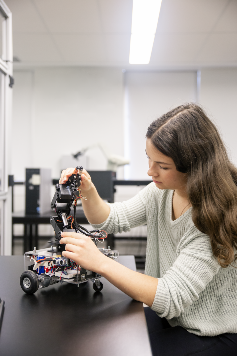 New Mechatronics Engineering Major Prepares Students for AI Future - U ...
